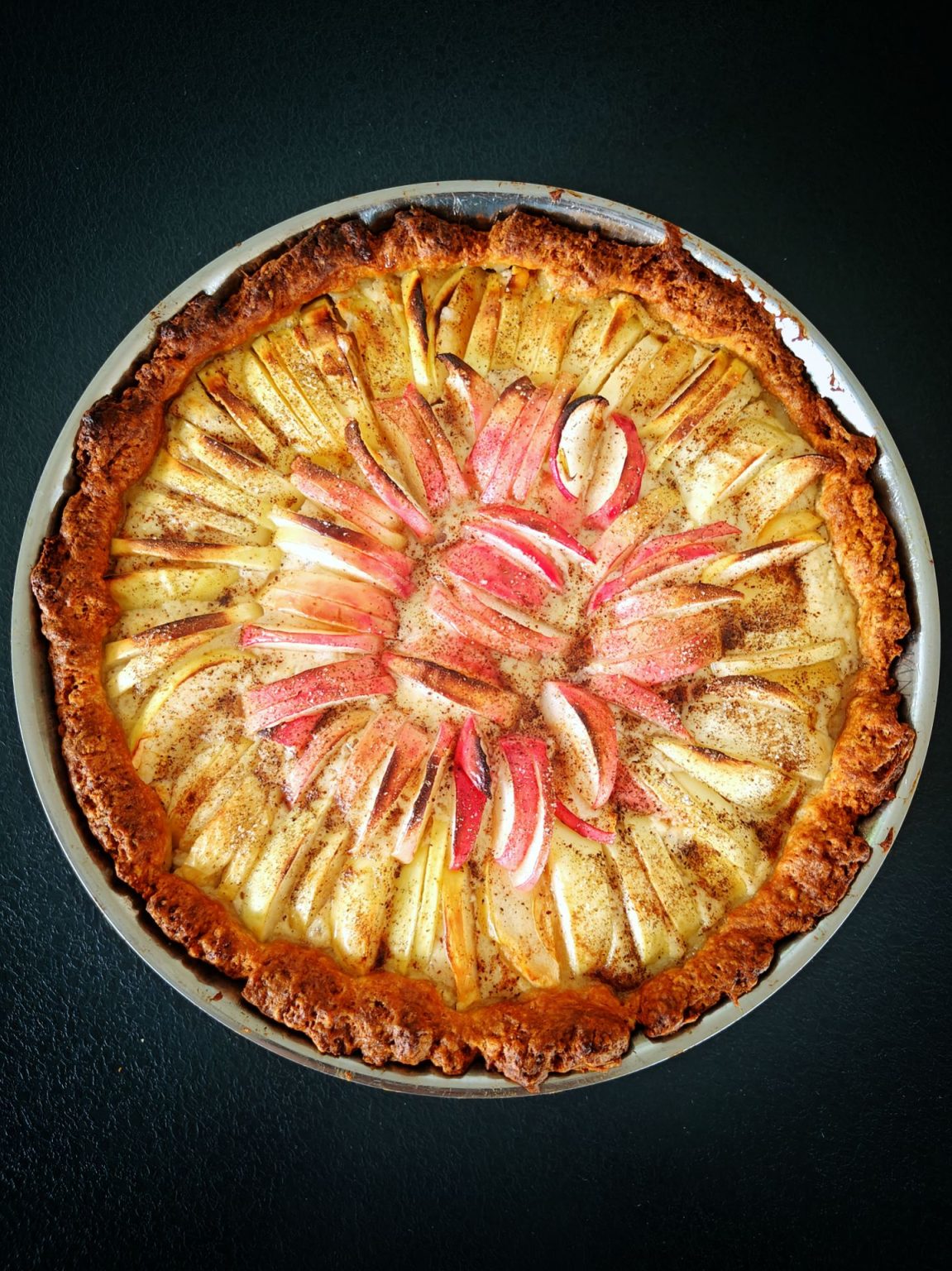 Mehevä kardemummainen kermaviili-omenapiirakka – Aromipaja